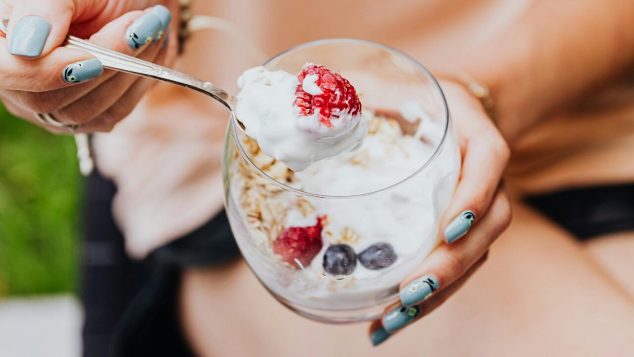 5 idei sănătoase de mic dejun pe bază de iaurt grecesc / Sunt rapide ...