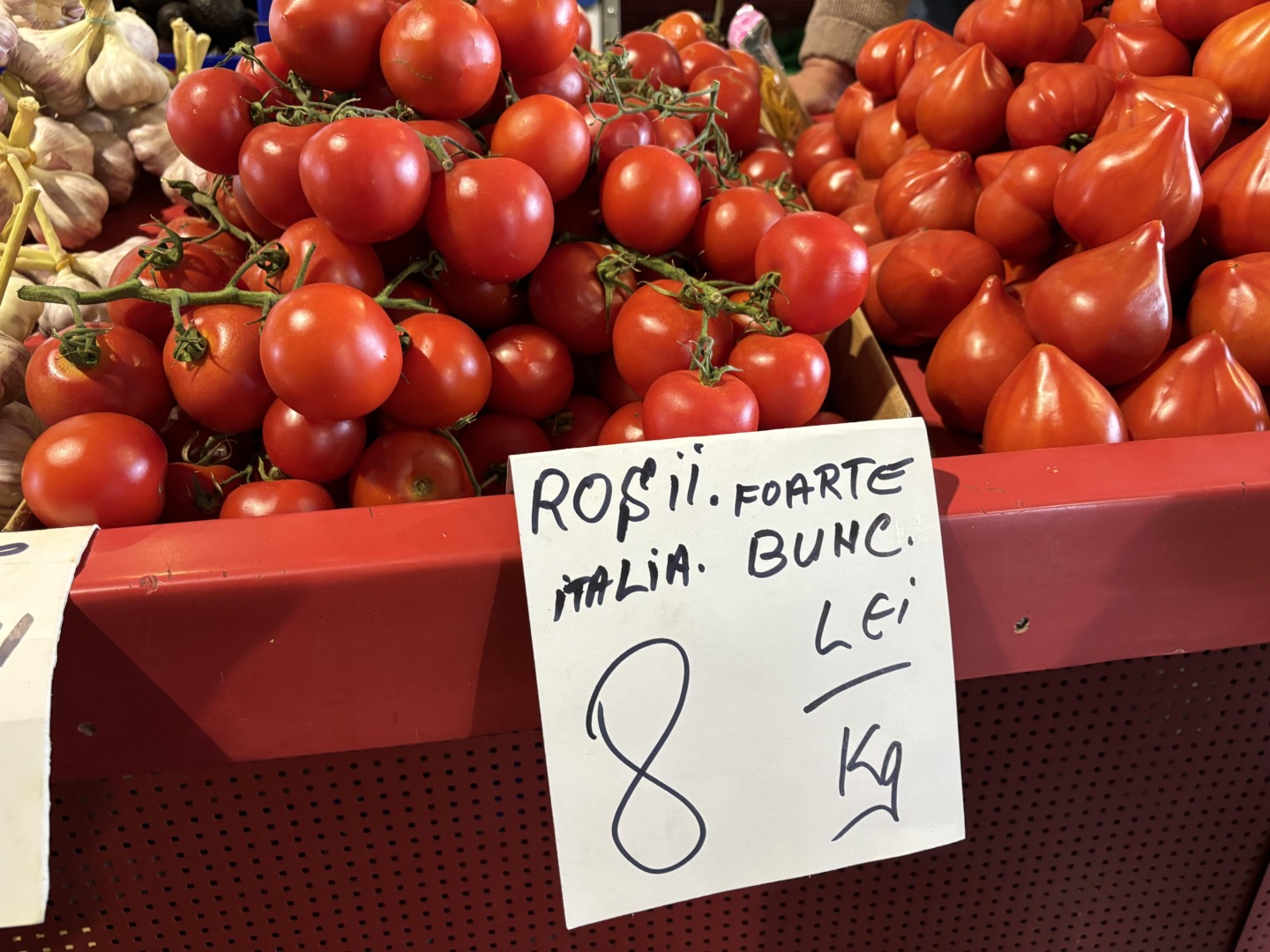 Prețurile roșiilor în Piața Obor / De ce sunt nervoși comercianții când ...