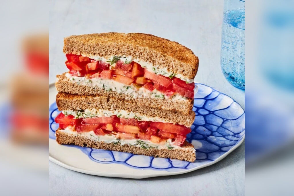 Rețetă: Cum prepari un sendviș cu roșii clasic, de vară