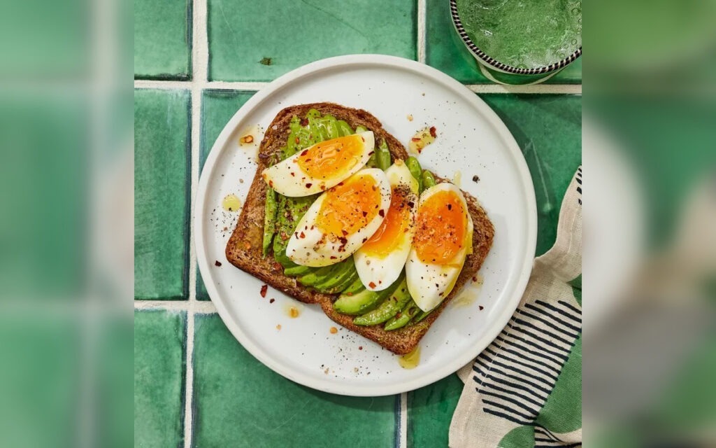 Rețetă simplă pentru mic dejun, prânz sau chiar cină: Toast cu avocado ...