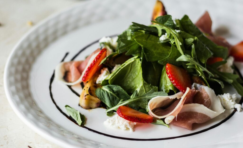 Salată verde cu fructe, un preparat cu gust unic și plin de vitamine ...