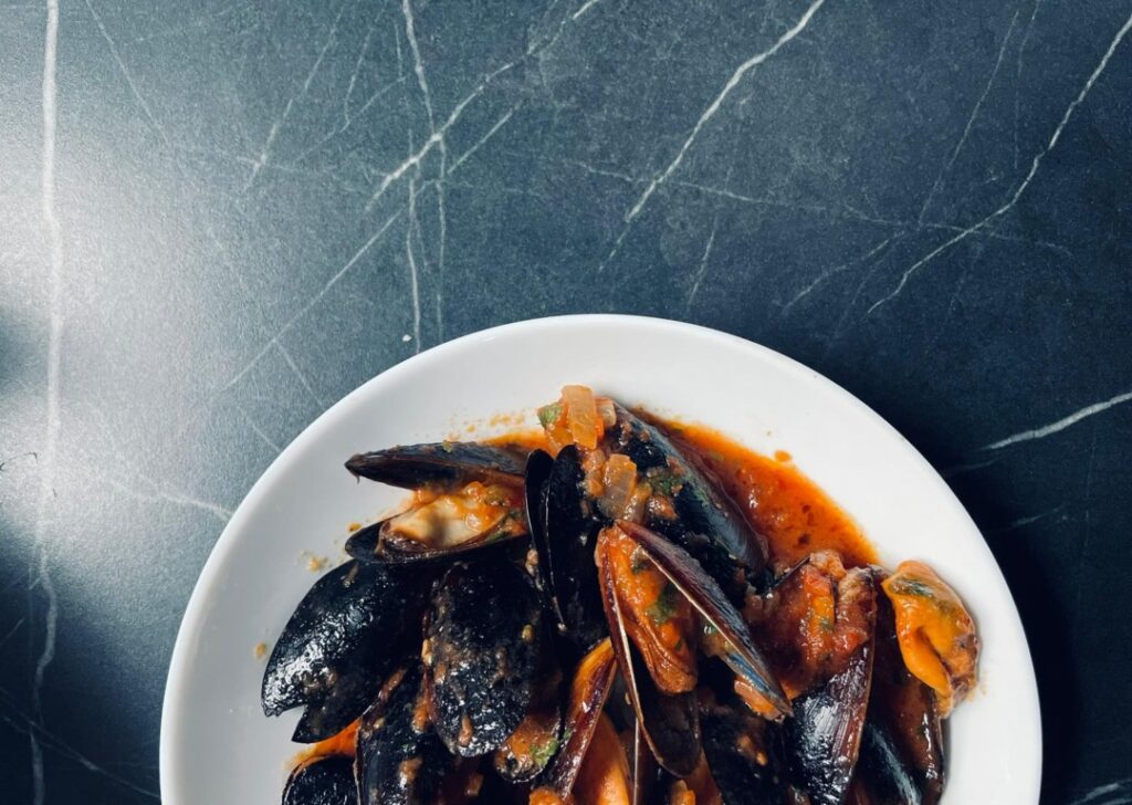 Midii cu sos de roșii: Festin mediteraneean direct în farfurie