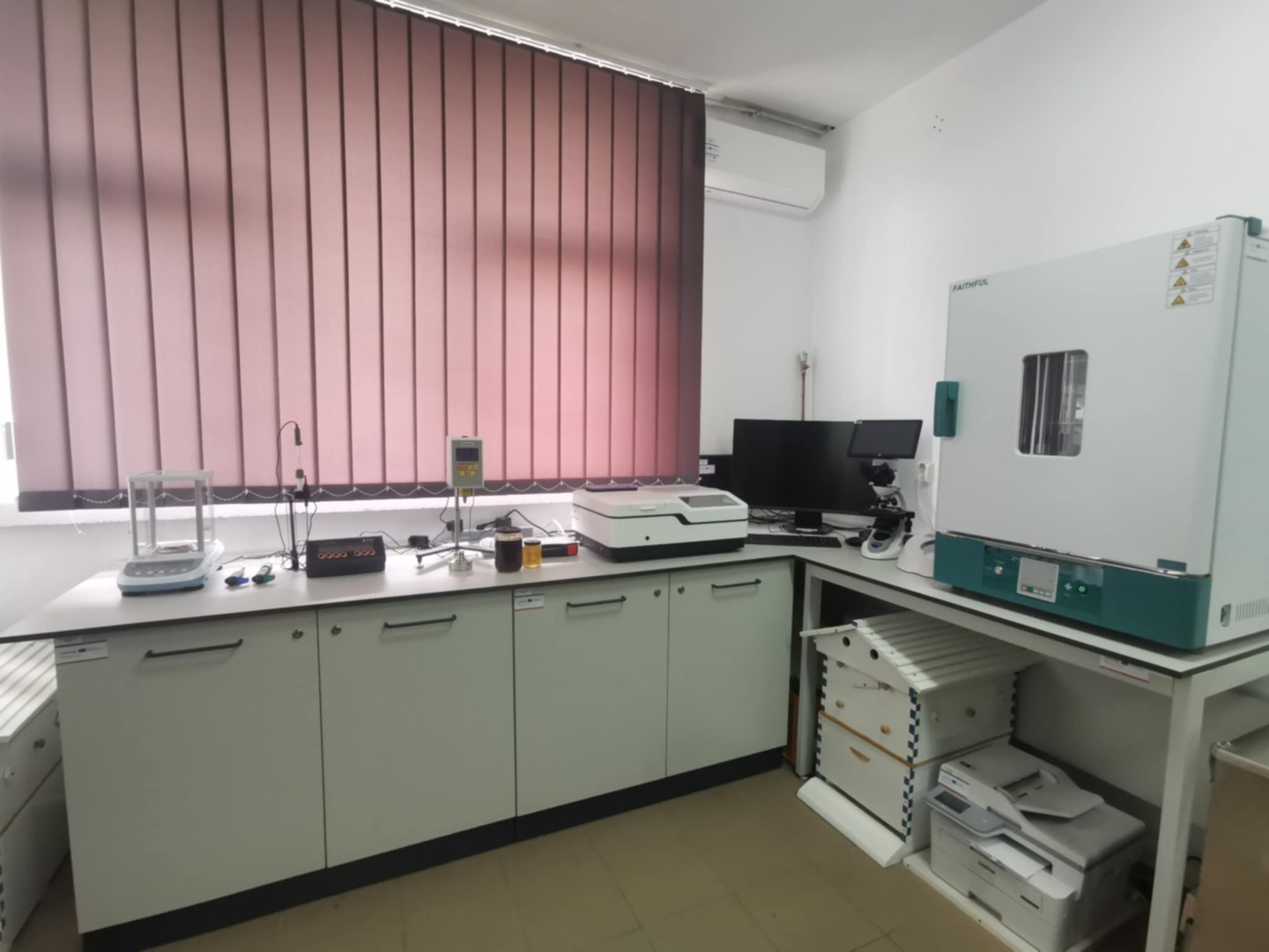Laborator cu echipament modern pentru analiza produselor apicole